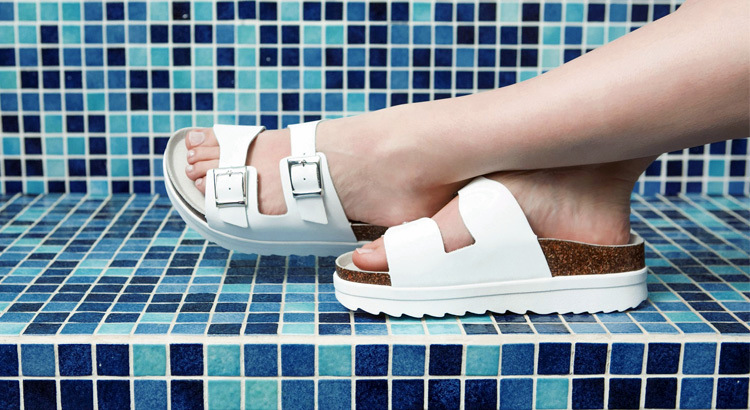 Happy Feet: How to wear the trendy slides?