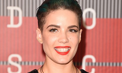 2015 MTV VMAs beauty: Halsey's full lashes and orange lips