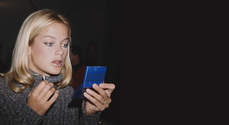 How to wear the 90s makeup look?