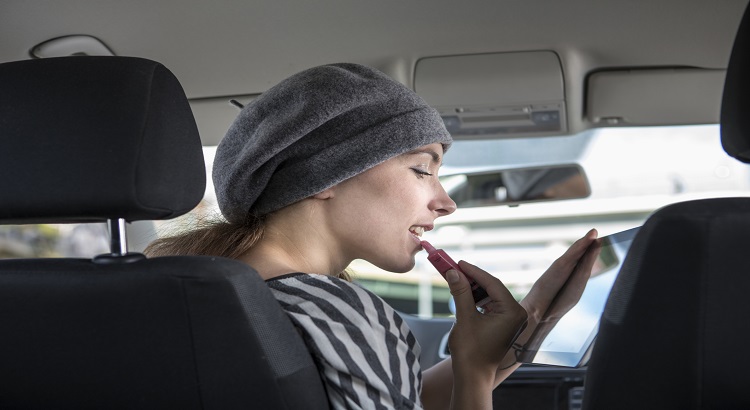 Reasons to avoid applying makeup while commuting