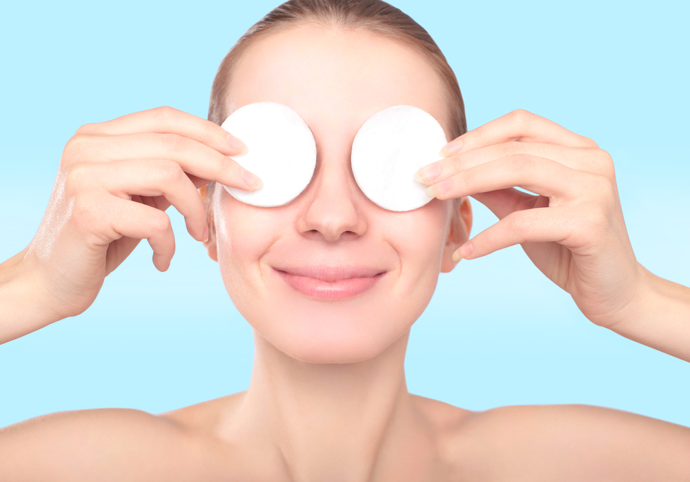 How to remove eye makeup quickly but gently?