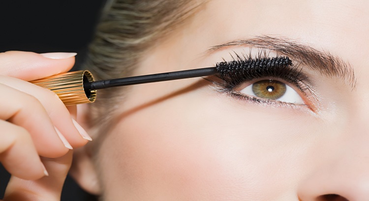 How to achieve clump-free lashes in 3 steps