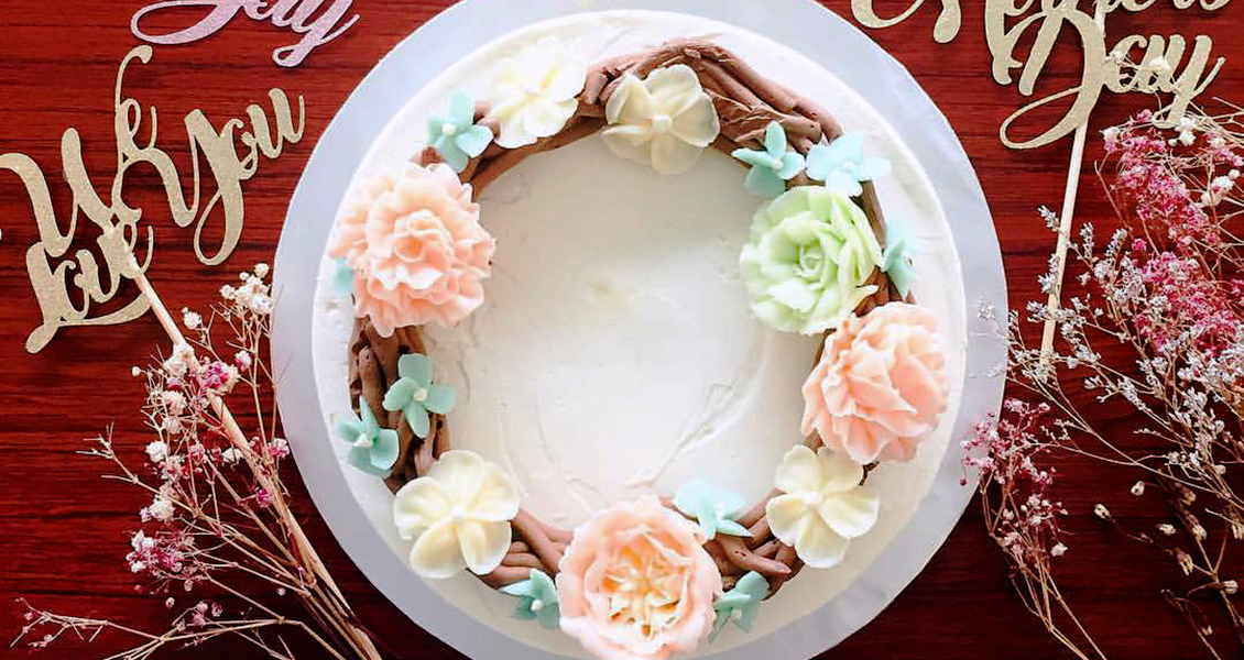 10 Stunning lip-smacking cakes to lavish upon your mom